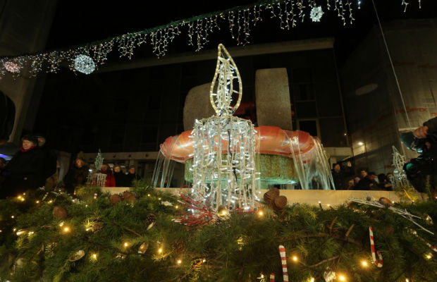 Podjela prženih riba i posne hrane povodom obilježavanja Badnjaka po ...