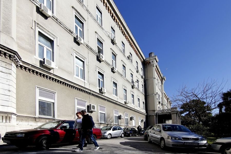 Nepokretna baka pala pred ulazom u KBC Rijeka, njezinu pratnju ...