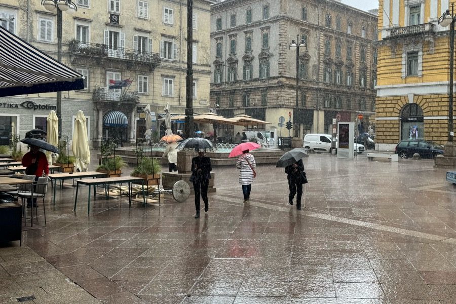 U utorak jako jugo uz obilniju kišu u Rijeci, a nakon toga nešto bolje ...