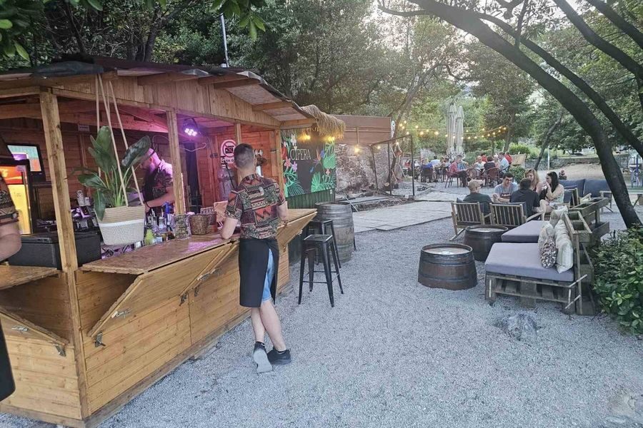 Beach bar Cipera u Lovranu ekspresno obnovljen nakon većeg požara ...