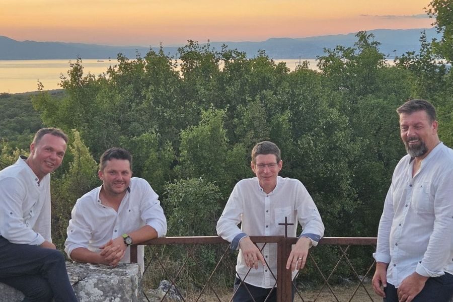 Ovog petka u parku pored KHZ-a u Viškovu nastupa klapa Intriga – Fiuman.hr