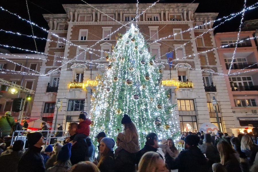 Svečanim paljenjem blagdanske rasvjete na Korzu započeo Rijeka Advent ...