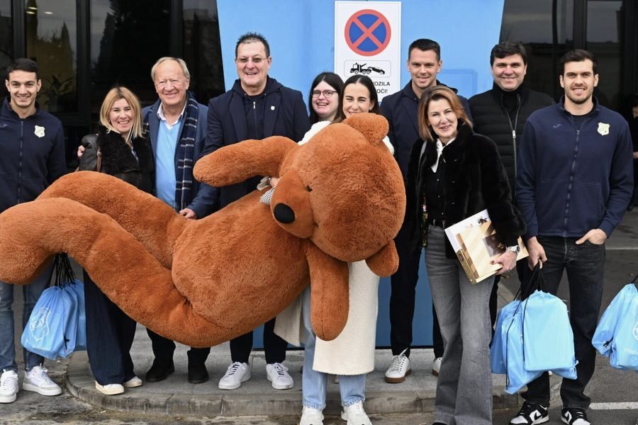 HNK Rijeka nastavio božićnu tradiciju darivanja djece na Klinici za ...
