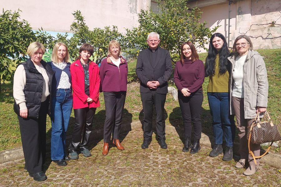 Uzinić posjetio Caritasov dom za žene i djecu žrtve obiteljskog nasilja ...