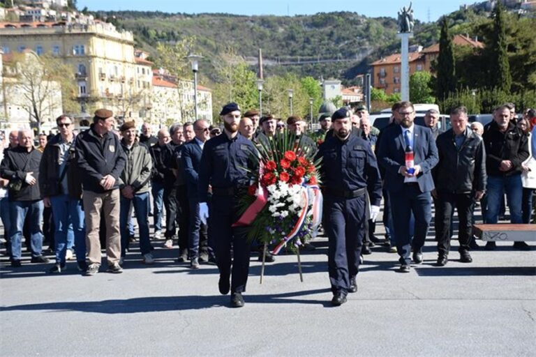 FOTO: U Rijeci obilježena 35. obljetnica „Ajkula“ uz izložbu na Korzu i ...